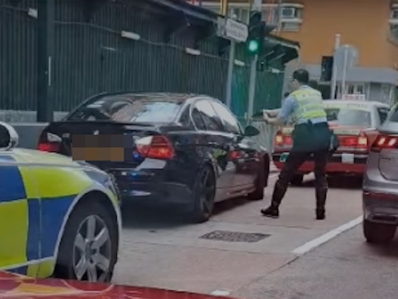 有片：長沙灣截可疑車 警員擎槍指司機位 20 秒示警 (BOLDBOX)