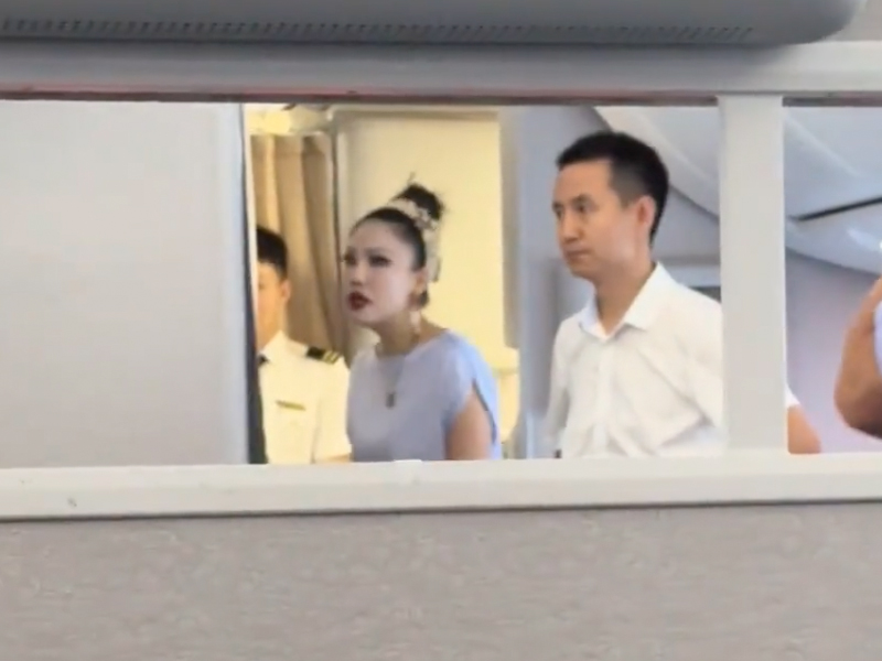 R: 大媽強行升級頭等艙，致飛機延誤1小時 (BOLDBOX)