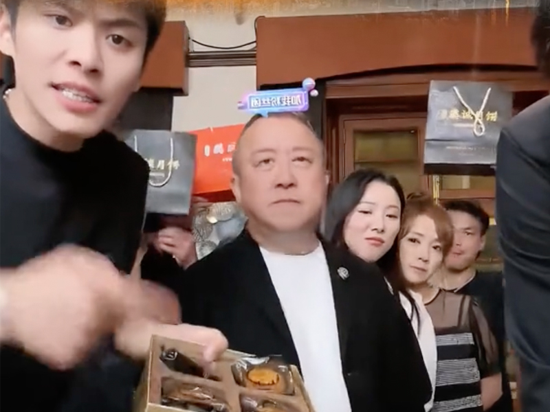 籃球教練 (郭Sir) 與女學生 (BOLDBOX)