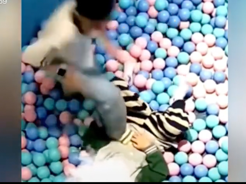 S: 男童踩踏女童肚子，男童家長不教反嗆踩死了嗎？ (BOLDBOX)