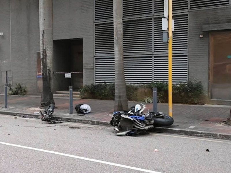 R: 電單車失控撞樹！死者女友崩潰痛哭 (BOLDBOX)