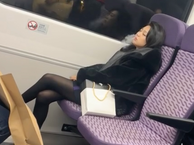 D: 絲襪短裙女，頭等車廂吸食太空油 (BOLDBOX)