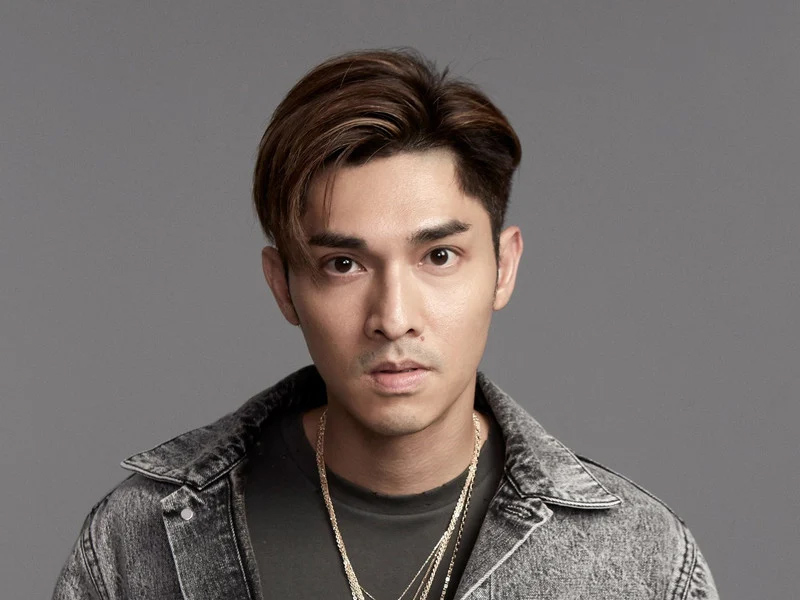 R: 關楚耀旅游發生意外 (BOLDBOX)