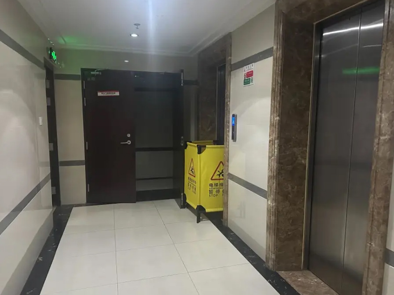 R: 17 樓急墜至負二樓，電梯隨後又猛衝至 33 樓 (BOLDBOX)